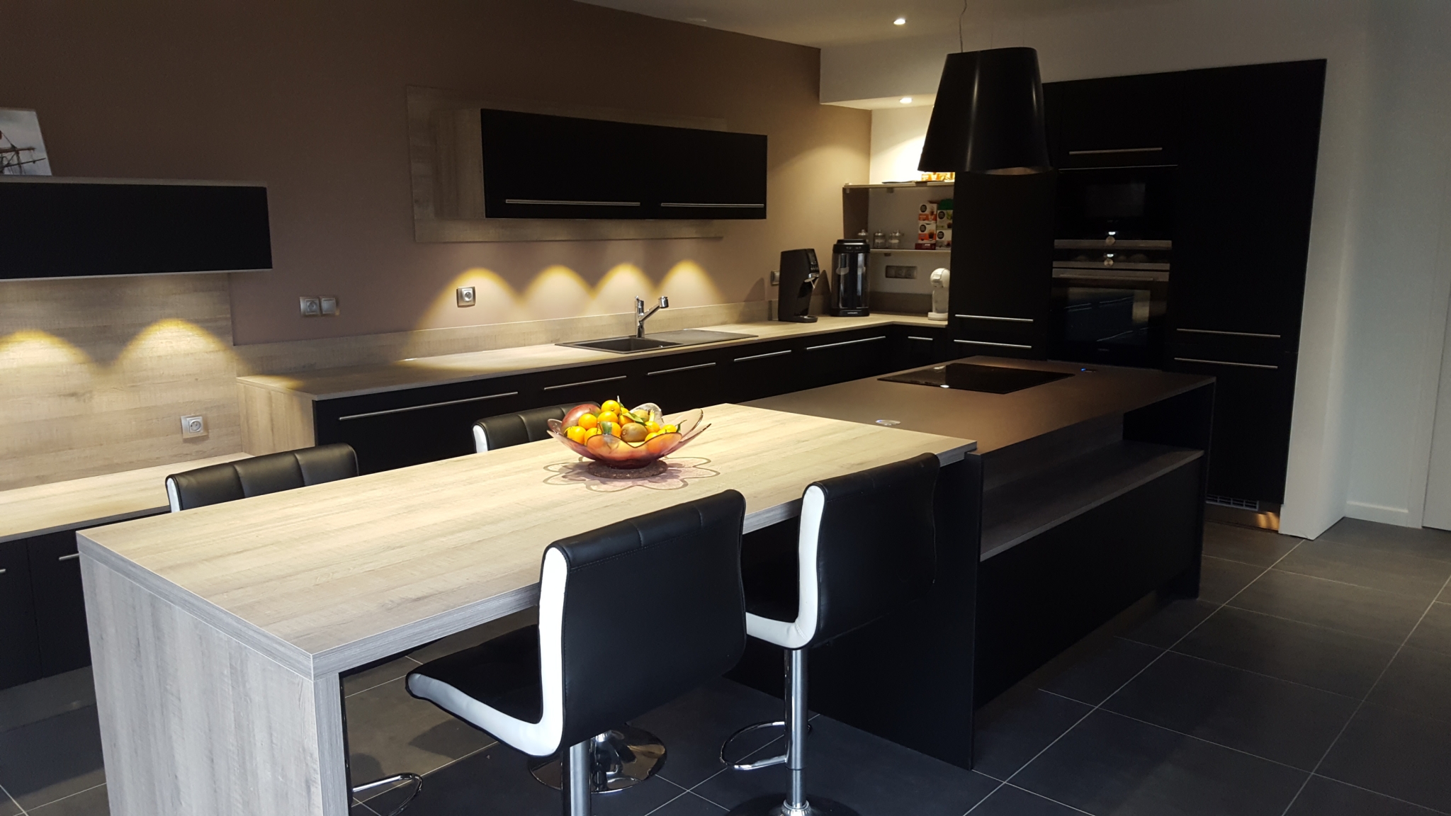 Cuisine bois et noir : une tendance à adopter ! - COMERA Cuisines