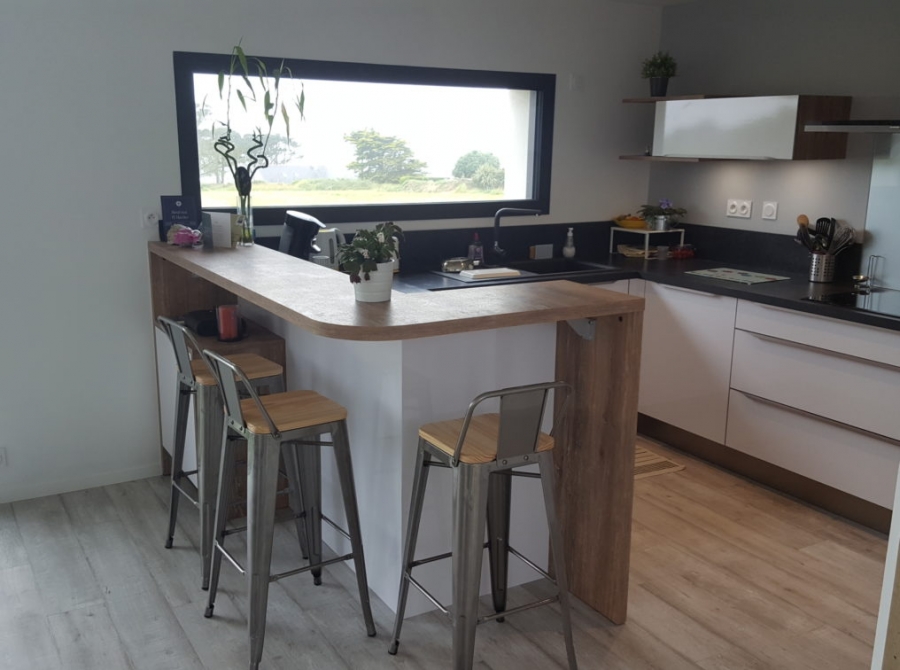 Intégrer un bar dans une cuisine contemporaine : nos conseils clés