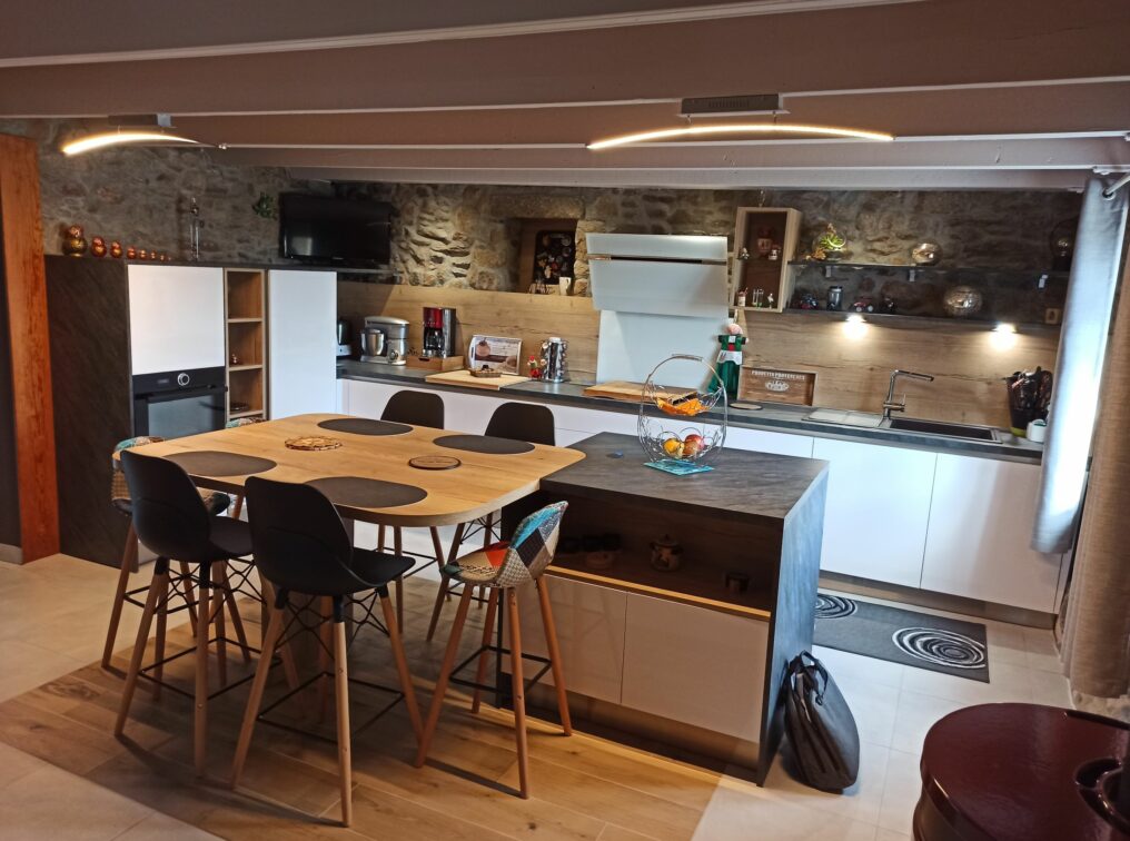 Cuisine Fermee Avec Coin Repas
