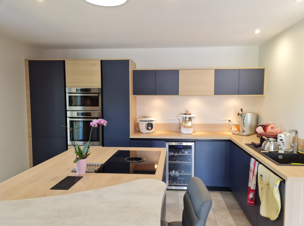 Nos conseils pour intégrer une cuisine bleue marine chez soi - COMERA ...