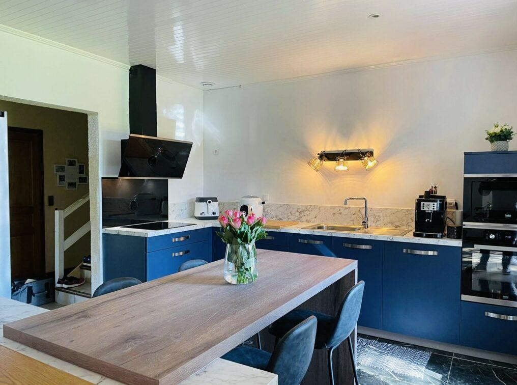 Nos conseils pour intégrer une cuisine bleue marine chez soi - COMERA ...